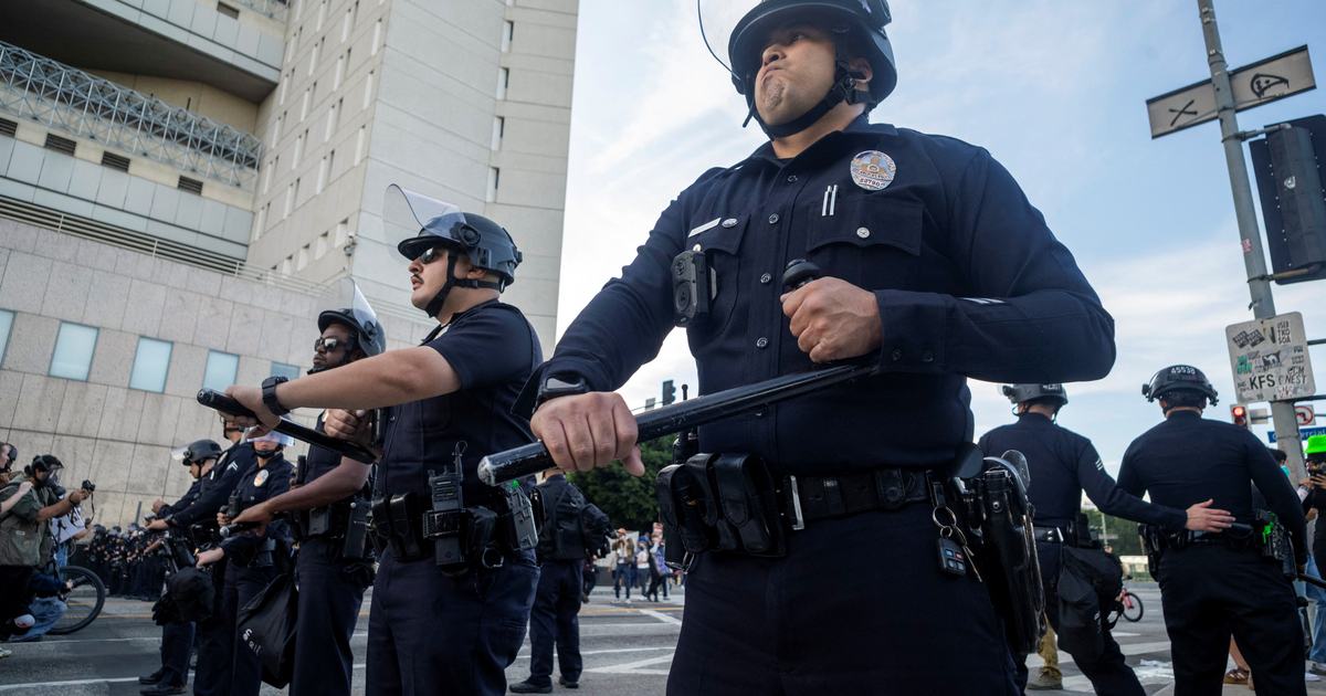 Reporter shoved, lunged at by police at LA protest - U.S. Press Freedom ...