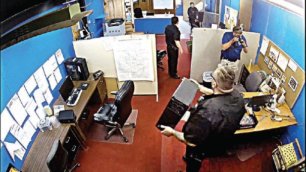 Kansas reporter injured when cellphone seized during police raid of ...